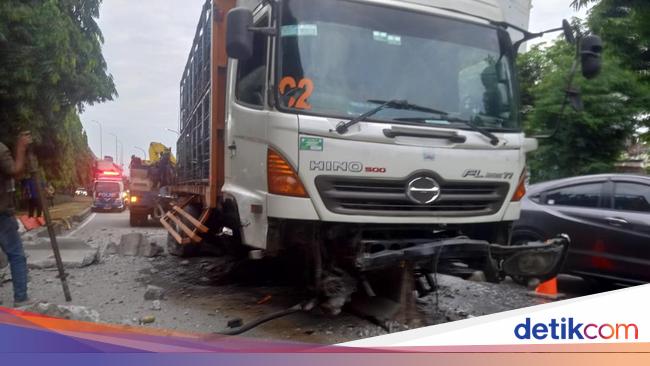Truk Muatan Galon Tabrak Pembatas Busway di Jaktim, Lalin Padat