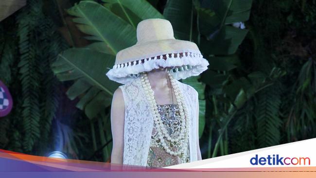 Potret Baju Batik Karya Desainer RI, Chossy Latu Hingga Ghea Panggabean