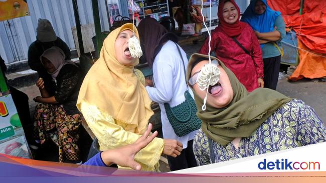Ekspresi Emak-emak saat Lomba Makan Kerupuk
