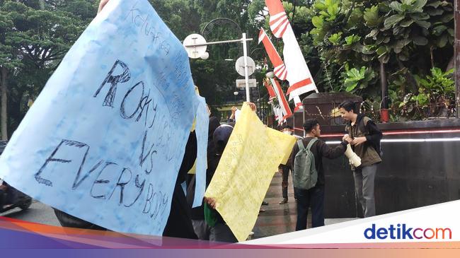 Kelompok Mahasiswa Bandung Desak Polisi Tangkap Rocky Gerung Kelompok Mahasiswa Bandung Desak Polisi Tangkap Rocky Gerung