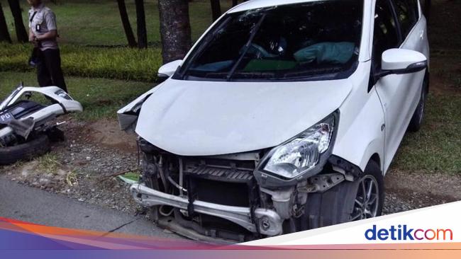 Mobil Tabrak Pohon di Sentul Bogor, Sopir Dilarikan ke RS