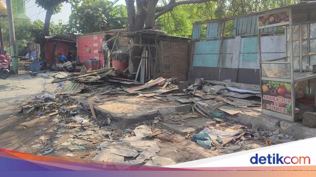 27 Lapak Pedagang Digusur Imbas Proyek Jembatan Tol Kaligawe Semarang 27 Lapak Pedagang Digusur Imbas Proyek Jembatan Tol Kaligawe Semarang