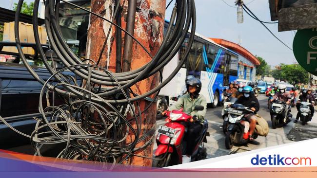 Penampakan Kabel Semrawut di Ciledug Raya Jaksel