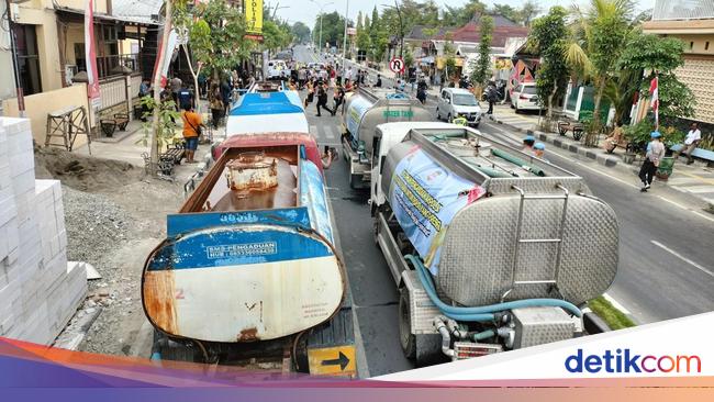 Puluhan Truk Tangki Dropping Air Bersih ke 9 Kecamatan di Bojonegoro