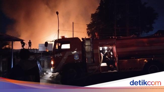 6 Mobil Damkar Dikerahkan Padamkan Kebakaran Pasar Sadang Serang