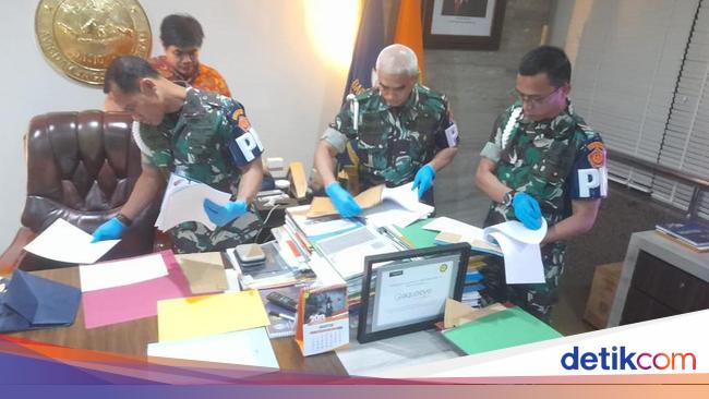 7 Jam Geledah Kantor Basarnas Bareng KPK, Puspom TNI Kerahkan 22 Penyidik 7 Jam Geledah Kantor Basarnas Bareng KPK, Puspom TNI Kerahkan 22 Penyidik