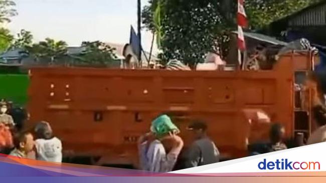 Viral Video Warga Antre Lempar Bungkusan ke Truk Sampah Jogja