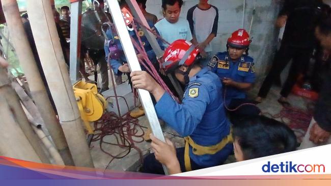 Warga di Bogor Terjebak Saat Gali Sumur, Damkar Evakuasi