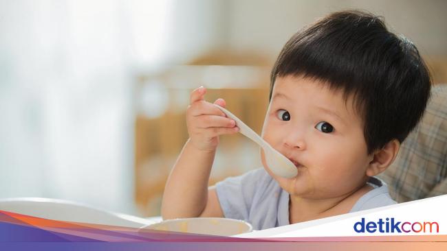 Dokter Sentil Kebiasaan Beri Anak Makan Sambil Dipangku, Begini Dampaknya