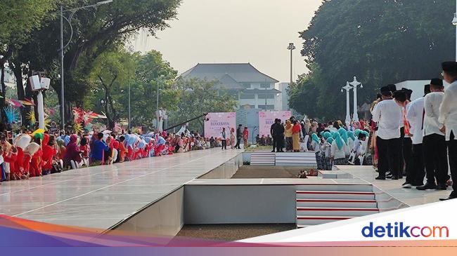 Jokowi dan Ma'ruf Amin Pakai Baju Adat Betawi di Istana Berkebaya