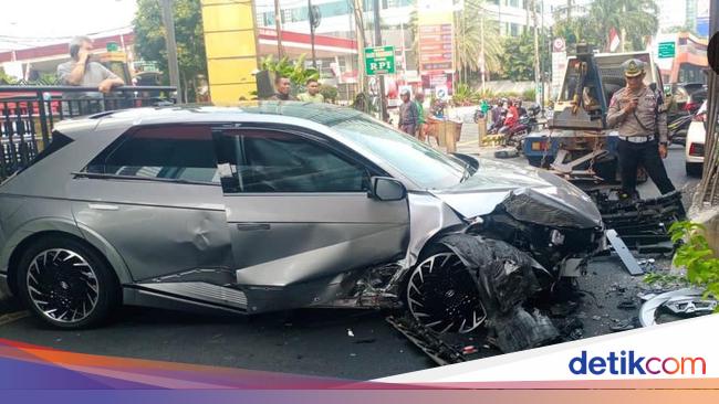 Detik-detik Mobil Listrik Tabrak Pembatas Jalan hingga Ringsek di Jaksel
