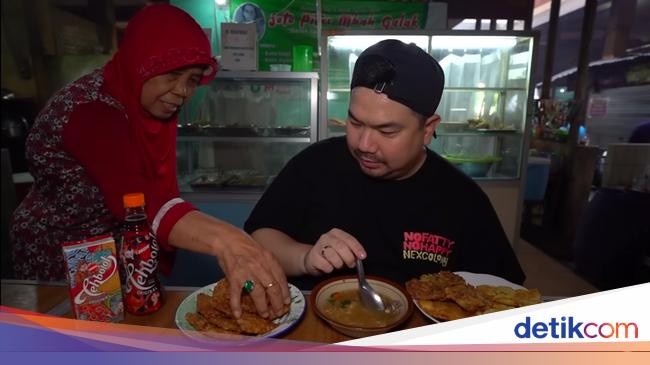 Ngakak! Makanan Nex Carlos yang Sedang Diulas Dicomot Emak-emak