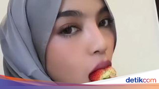 Dipolisikan Gegara Konten Jilat Es Krim, Oklin Fia Dituding Jual Pansos ... Dipolisikan Gegara Konten Jilat Es Krim, Oklin Fia Dituding Jual Pansos ...