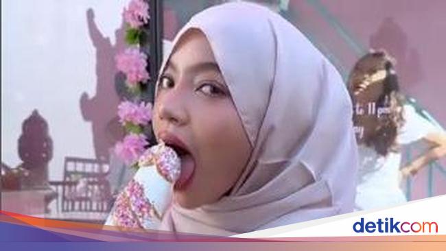 Pelapor Konten Jilat Es Krim Oklin Fia Serahkan Bukti Baru-Rekomendasi MUI Pelapor Konten Jilat Es Krim Oklin Fia Serahkan Bukti Baru-Rekomendasi MUI