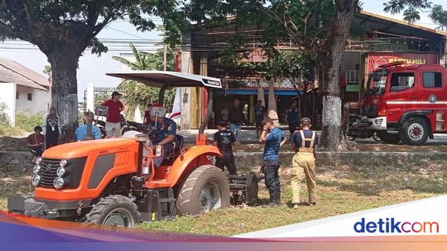 Damkar Klaten Diterjunkan Evakuasi Traktor yang Ambles di Desa Krecek