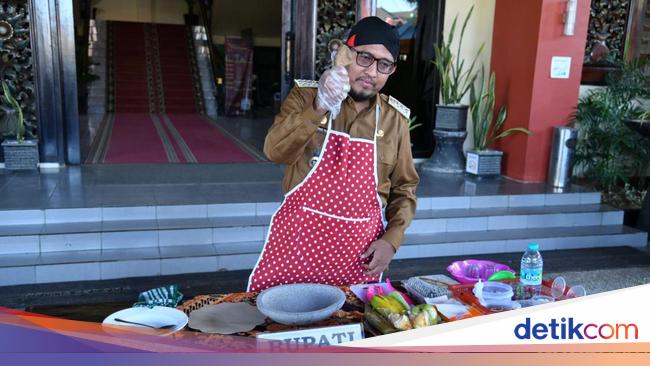 Bupati Sumenep Piawai Ngulek Rujak