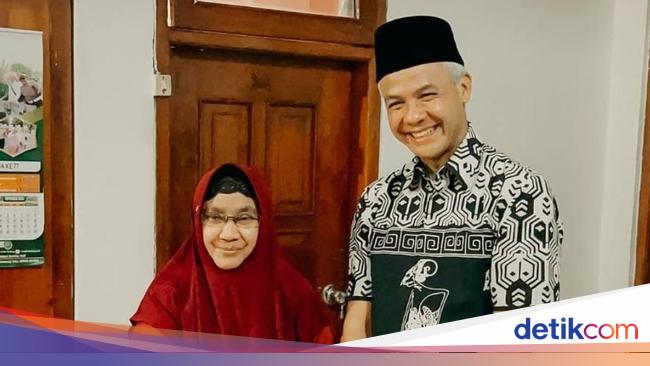Ganjar Sambangi Ibunda Menag Yaqut di Rembang, Mohon Doa Restu Ganjar Sambangi Ibunda Menag Yaqut di Rembang, Mohon Doa Restu