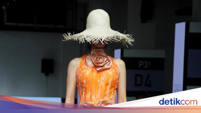 8 Koleksi Busana Modern dari Kain Tenun Sambas Karya Yogie Pratama