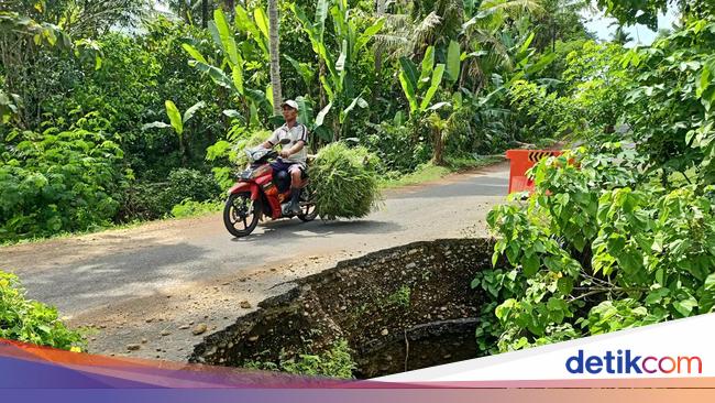 Jalan Amblas di Kaliakah Makin Parah, Kapan Diperbaiki?