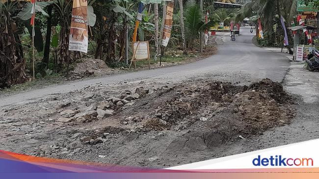 Akses Jalan Utama ke Objek Wisata Batuhiu Pangandaran Rusak Akses Jalan Utama ke Objek Wisata Batuhiu Pangandaran Rusak