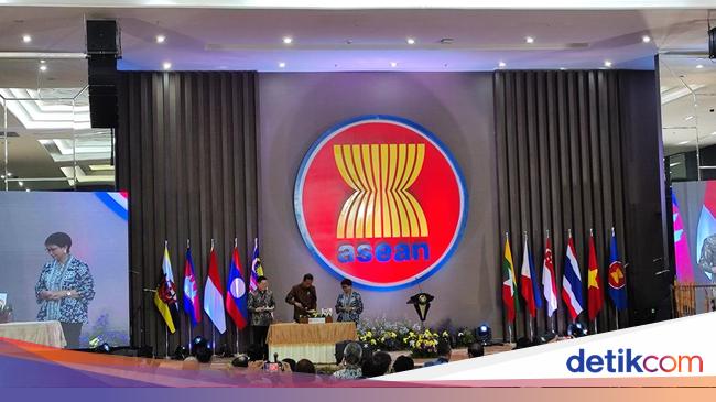 Cerita Jokowi soal Para Dubes Minta Diajak Naik Kereta Cepat Jakarta ... Cerita Jokowi soal Para Dubes Minta Diajak Naik Kereta Cepat Jakarta ...