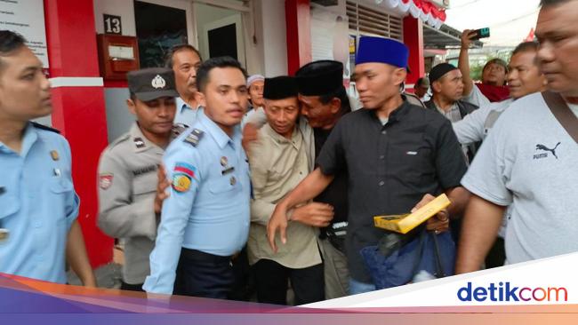 Kades di Jember yang Korupsi Jadi Tahanan Kota Usai Warga Demo Kejari