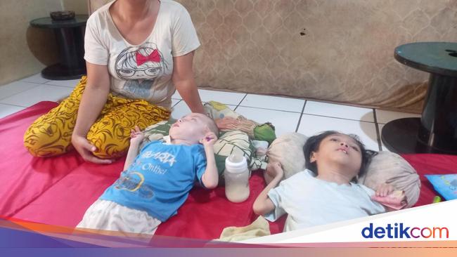 Pilu Kakak-Adik Subang Terbaring di Kasur Idap Penyakit Lumpuh Otak