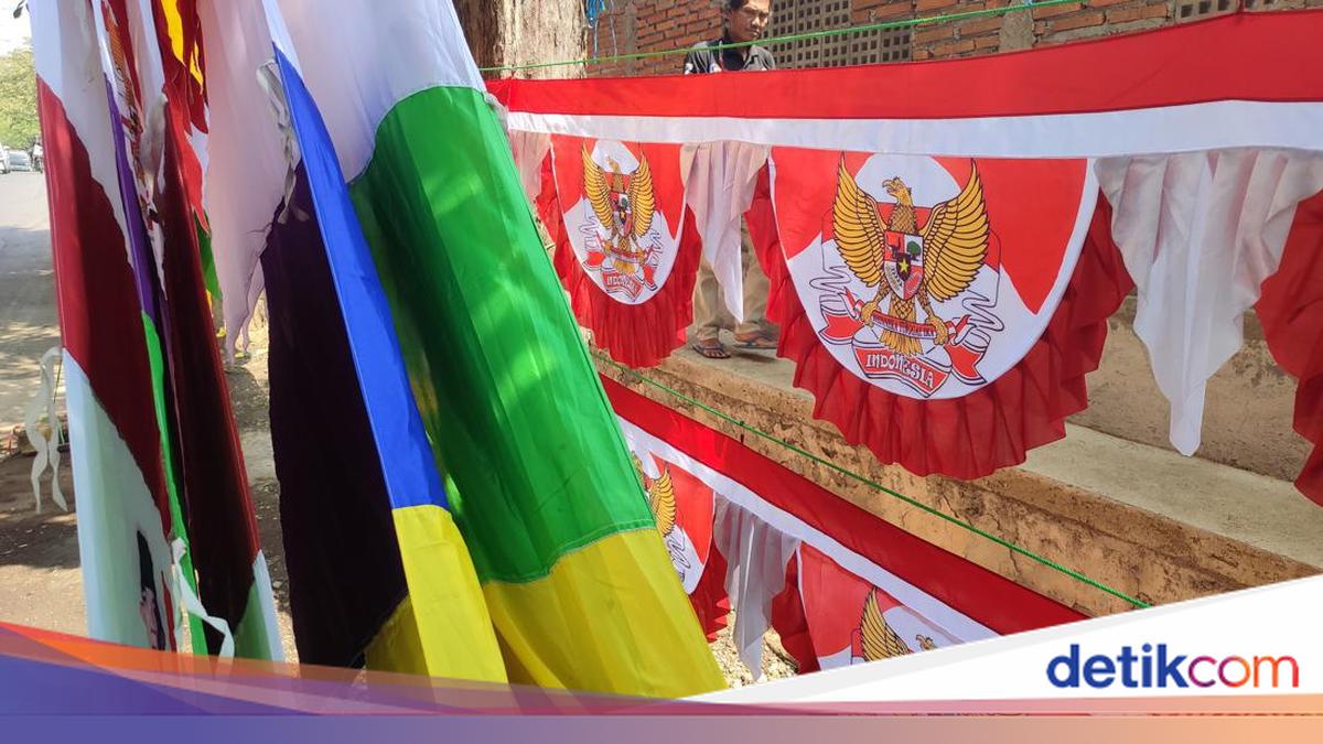 Cerita Engkos Warga Ciamis Tiap Agustus Merantau ke Semarang Jualan Bendera