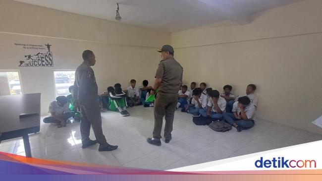 23 Pelajar Bolos di Warkop Lamongan Terjaring Razia Kasih Sayang Satpol PP