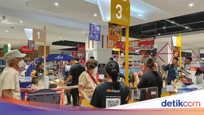 Antusiasnya Warga Denpasar Berburu Diskon Transmart Full Day Sale
