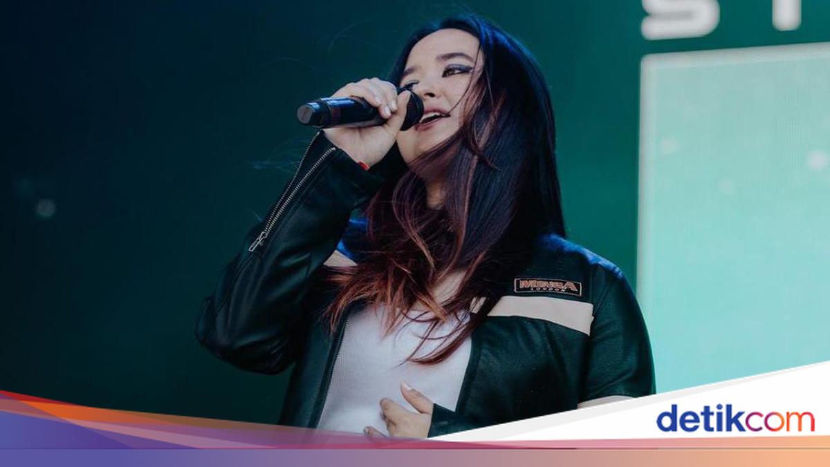 Potret Titi DJ Nonton Stephanie Putri Sambil Dasteran