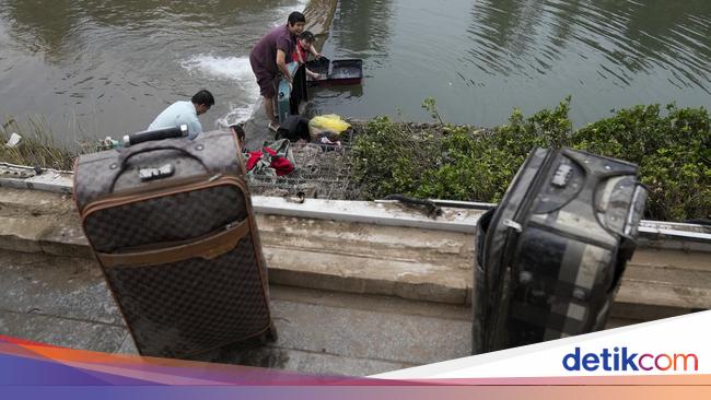 Warga China Ramai-ramai Cuci Koper Usai Terendam Banjir