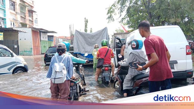 Jalan Letda Sujono Medan Banjir, Lalin Macet-Banyak Kendaraan Mogok