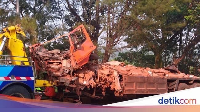 Truk Tabrak Pembatas Lajur Darurat di Tol Cipularang, Sopir Tewas