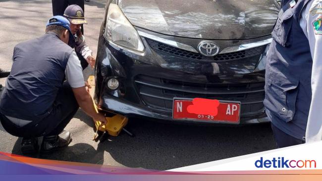 Dishub Malang Gembok Mobil Pelat Merah yang Diparkir Sembarangan