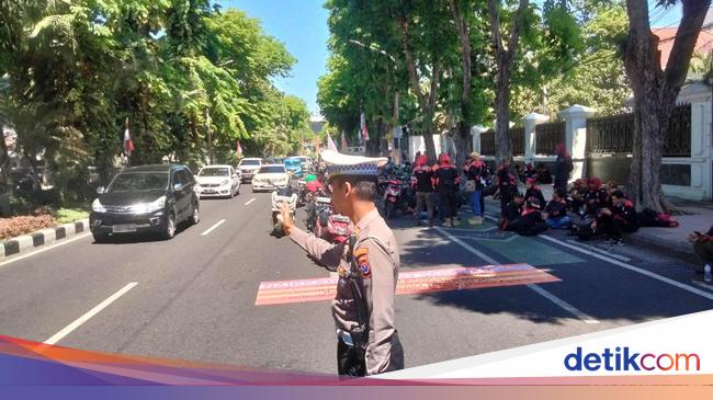 Ada Demo Buruh di Grahadi Surabaya, Hindari Jalur Ini! Ada Demo Buruh di Grahadi Surabaya, Hindari Jalur Ini!