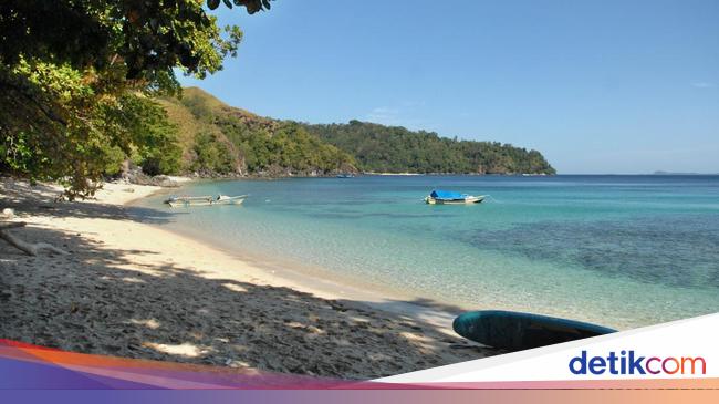 Keindahan Alam Pasir Putih dan Bukit Savana di Pantai Pulisan
