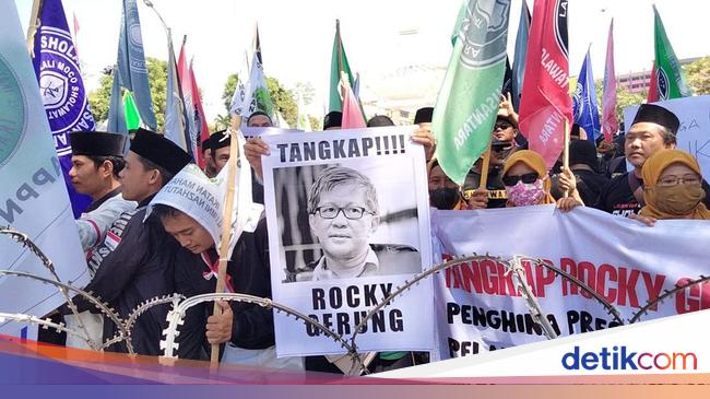 Ratusan Massa Demo Tolak Rocky Gerung di Depan Kantor Gubernur Jatim Ratusan Massa Demo Tolak Rocky Gerung di Depan Kantor Gubernur Jatim