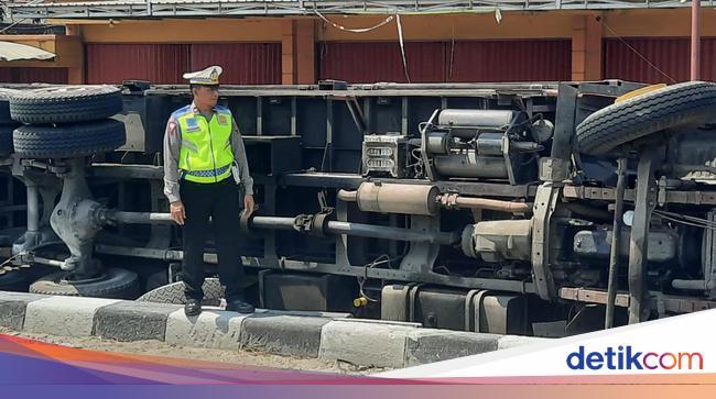 Truk Tronton Terguling di Lingkar Selatan Kudus, Sopir Tewas Tergencet