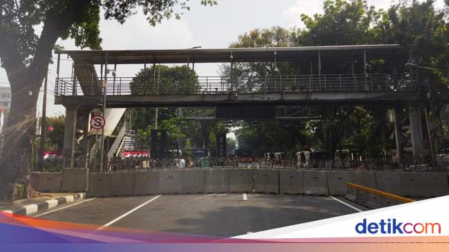 Lalin Patung Kuda Arah Istana Ditutup Jelang Demo Buruh