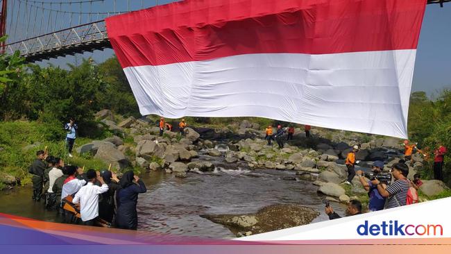 Gagahnya Bendera Merah Putih Raksasa Terbentang di Jembatan Sangkil Parakan