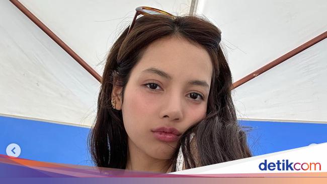 Gaya Seksi Lisa BLACKPINK Bikin Jisoo & Jennie Syok, Bokong Terekspos