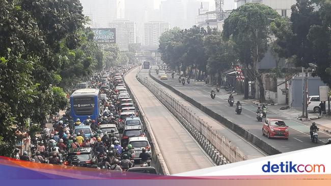 Penampakan Macet Panjang di Mampang Imbas Penutup Gorong-gorong Rusak