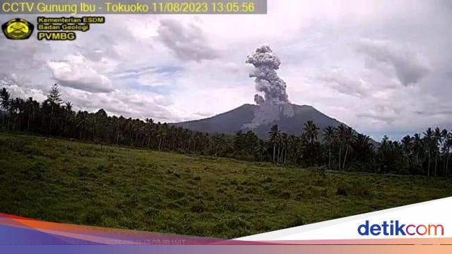 Gunung Ibu di Maluku Utara Erupsi, Semburkan Abu Vulkanik Setinggi 2 Km