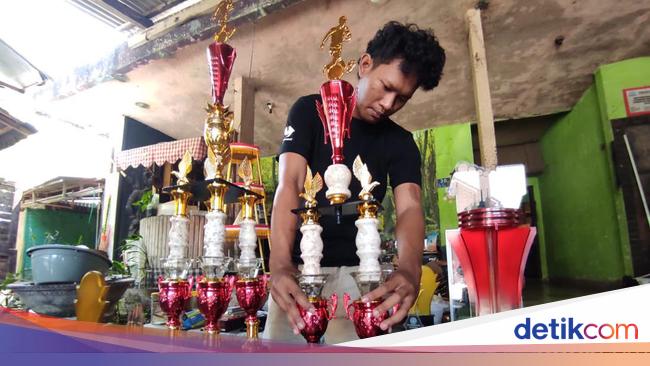 Omzet Perajin Piala di Kota Blitar Meningkat 50% saat Momen Agustusan