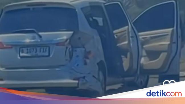 Diseruduk Ertiga, Truk Terguling di Tol Pemalang Km 314 A