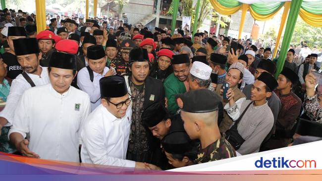 Cak Imin di Reuni Akbar Ponpes Al-Musri, Didukung Nyapres hingga Bicara ... Cak Imin di Reuni Akbar Ponpes Al-Musri, Didukung Nyapres hingga Bicara ...