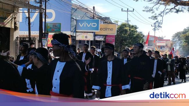 Kesenian Surak Ibra Ramaikan Pawai Pesta Rakyat Simpedes di Garut