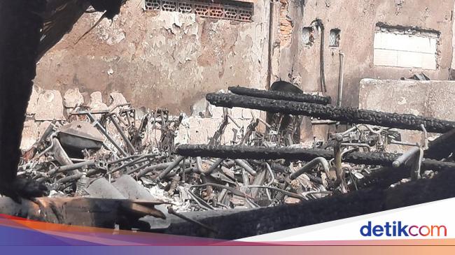 Potret Ratusan Bangkai Motor Hangus Sisa Kebakaran di Gandaria