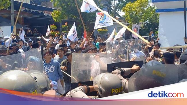 Demo Tolak Rocky Gerung di Sampang Ricuh, 2 Polisi Terluka Demo Tolak Rocky Gerung di Sampang Ricuh, 2 Polisi Terluka